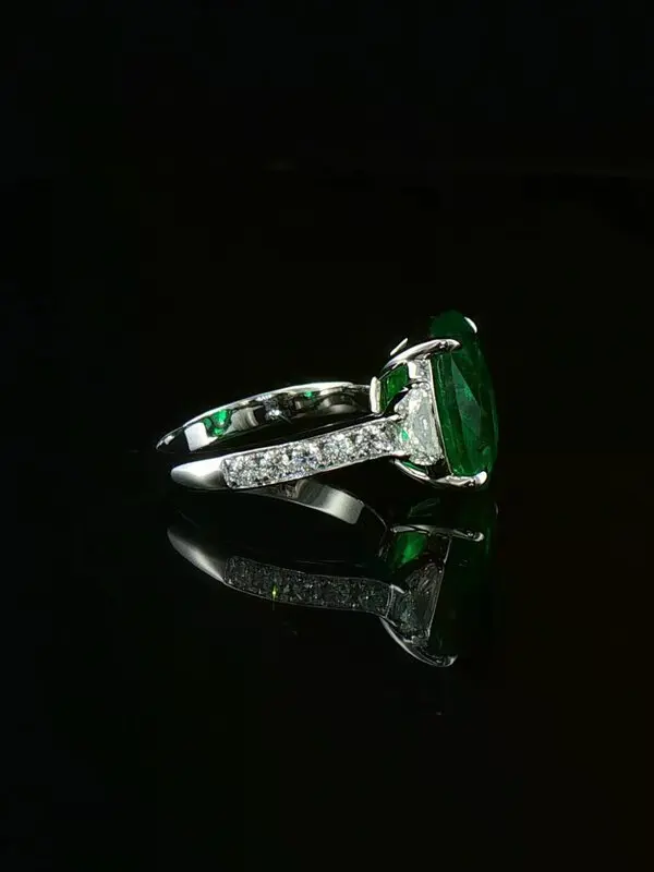HYT JEWELRY Emerald And Diamond Ring In 18k White Gold