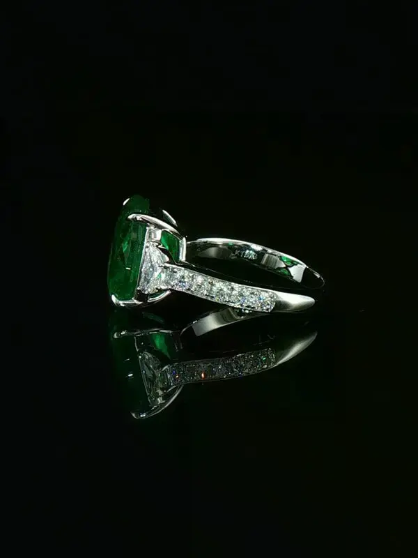 HYT JEWELRY Emerald And Diamond Ring In 18k White Gold