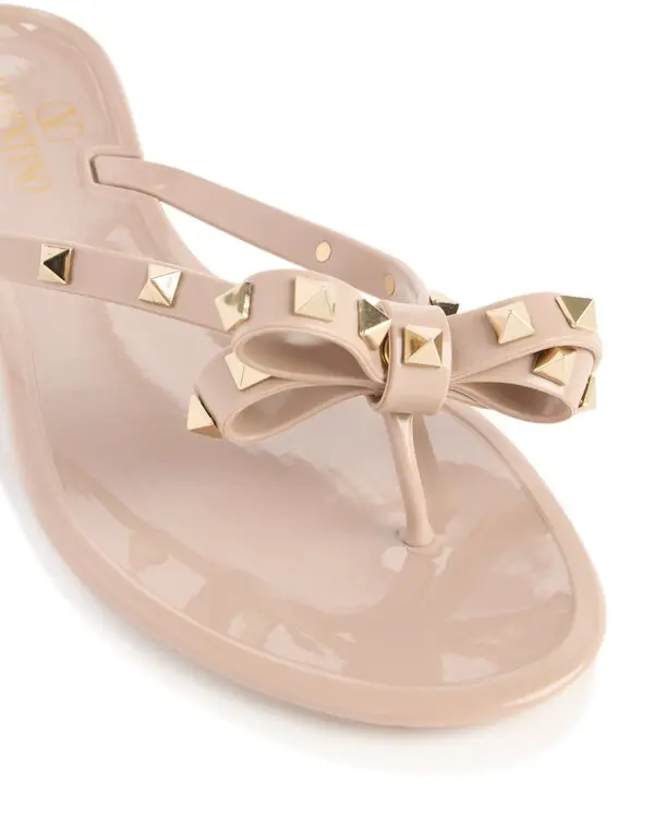 Valentino Garavani Rockstud Bow Thong Sandals - Poudre