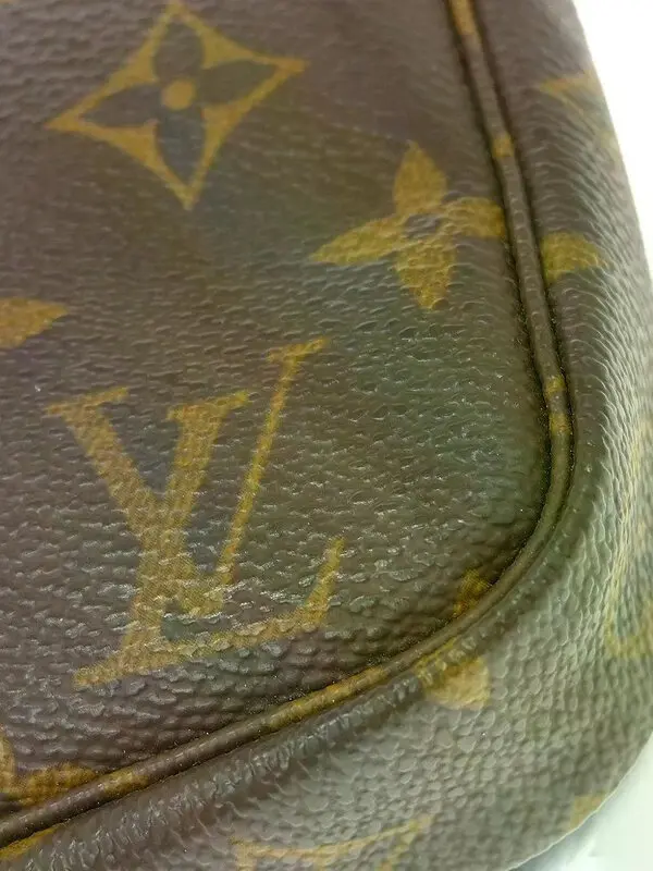 LOUIS VUITTON 2002 Pochette Accessoires Handbag