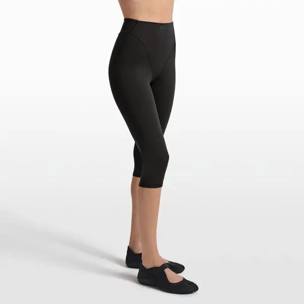 SKIMS 17" V Line Capri Legging | Black | | Nike Matte