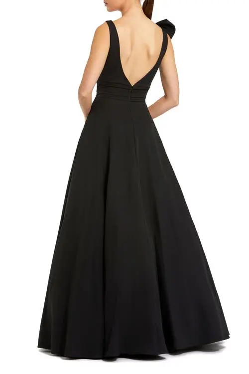 Mac Duggal Sleeveless Plunge Neck Ball Gown With Bow Detail - Black