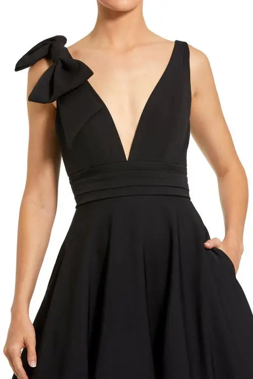 Mac Duggal Sleeveless Plunge Neck Ball Gown With Bow Detail - Black
