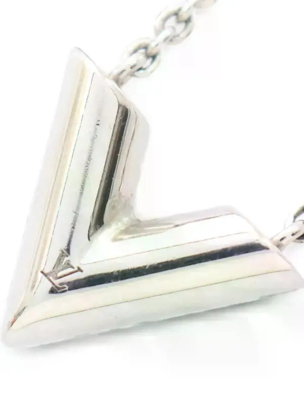 LOUIS VUITTON Essential V Necklace