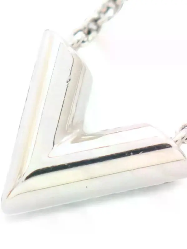 LOUIS VUITTON Essential V Necklace