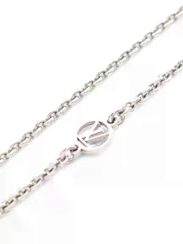 LOUIS VUITTON Essential V Necklace