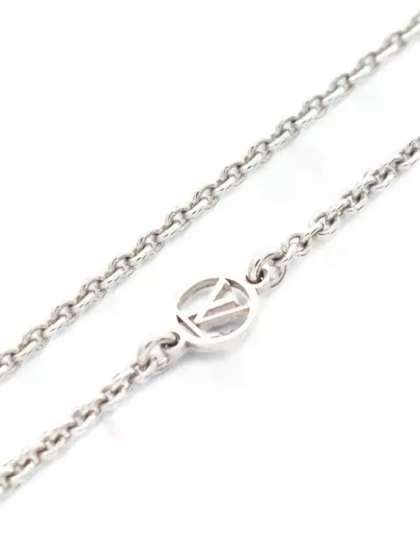 LOUIS VUITTON Essential V Necklace