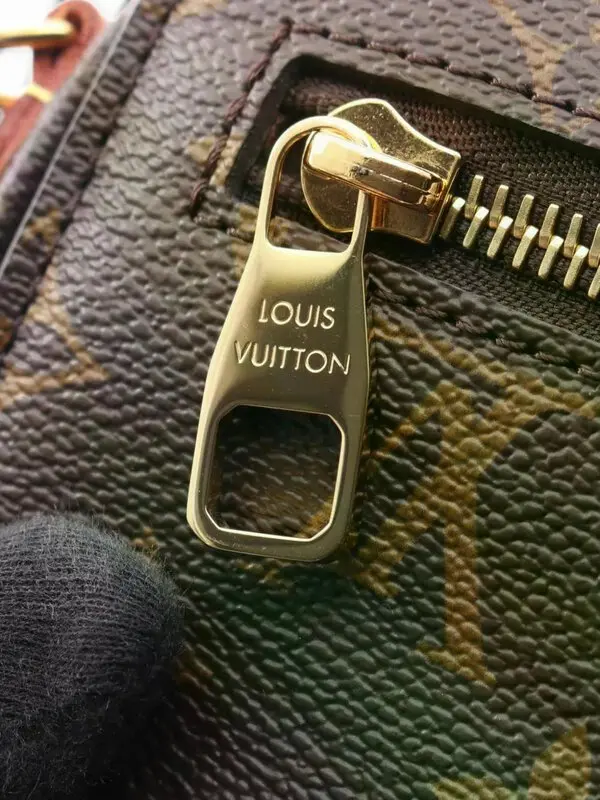LOUIS VUITTON Pochette Metis Handbag