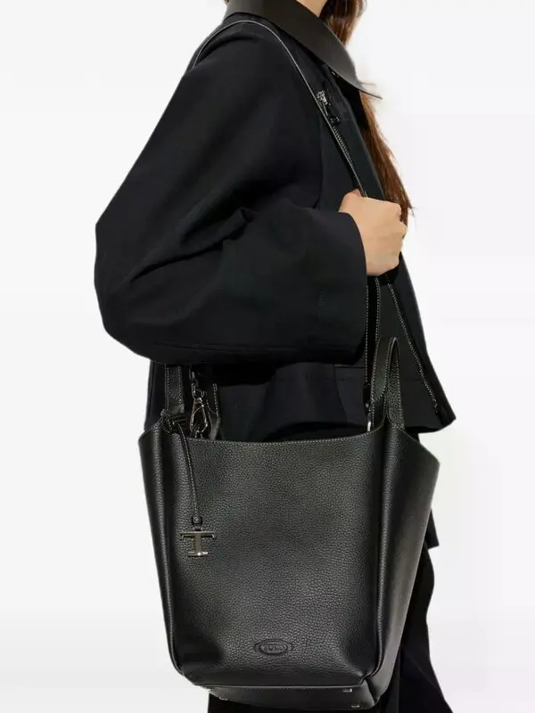TOD'S Grained Leather Bucket Bag With Logo Plaque - Black