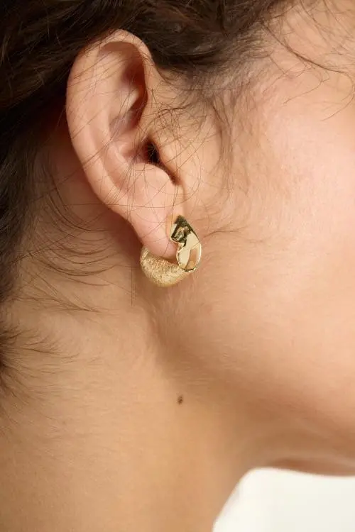 TUTTI Wave Textured Hoop Stud Earrings - Gold