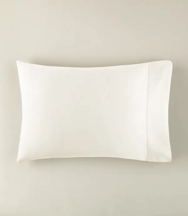 PEACOCK ALLEY Clara Sateen Pillowcases - White