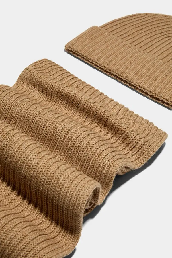 Dsquared2 Ribbed Knit Hat And Scarf Set