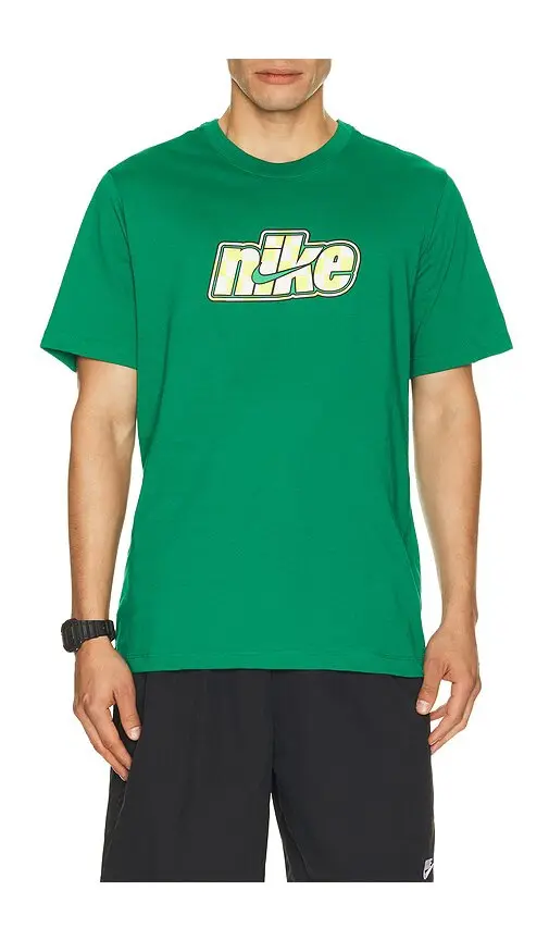 Nike Nsw Tee Std Celebrate Sport In Green - Malachite