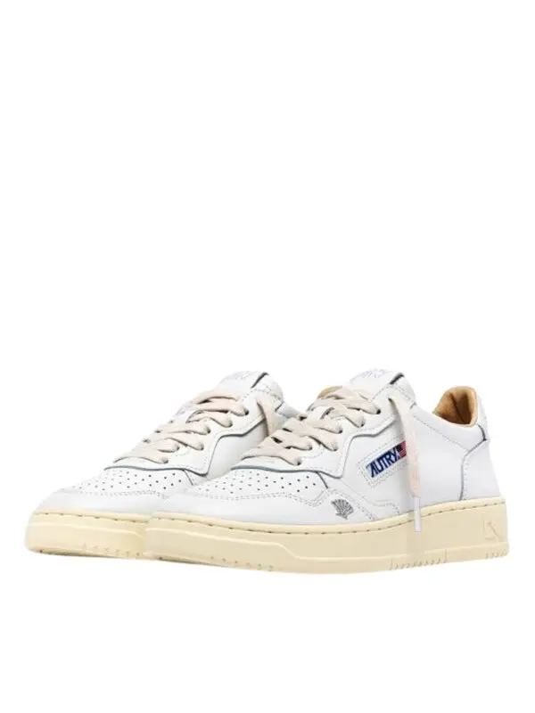 AUTRY Medalist Low Sneaker With Perforated Toe And Embroidered Detail - Silver