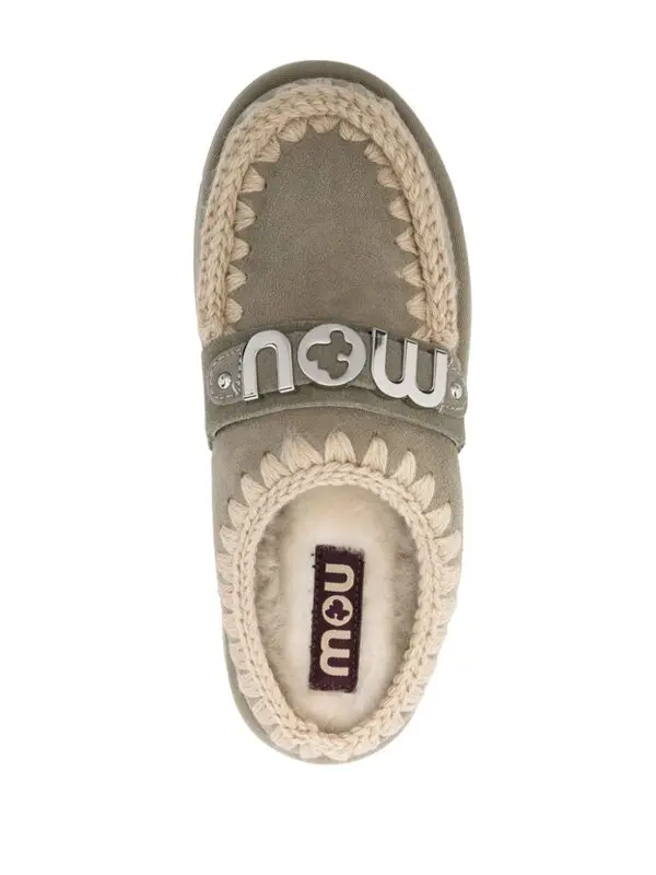 Mou Bounce Clog Slippers With Logo Buckle And Crochet Trim - Grey