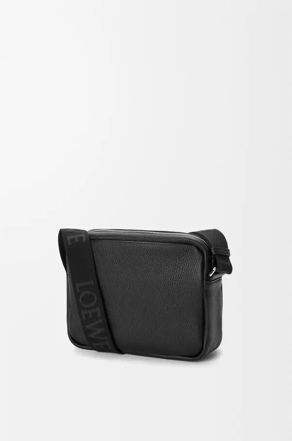 Loewe Medium Pebble Messenger Bag In Grained Leather - Black