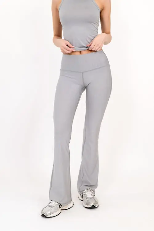 ON/OFF ESSENTIALS The Core Flare Legging - Gray