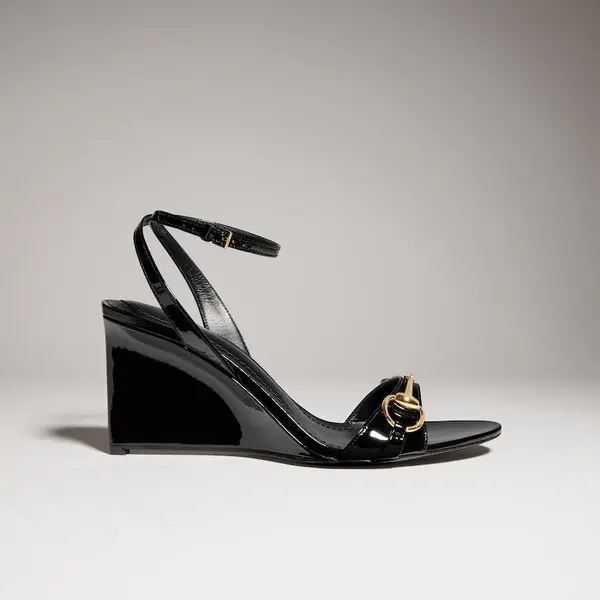 Gucci Donna Patent Leather Wedge Sandal With Horsebit Detail - Black