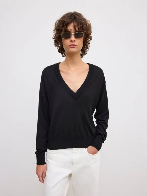 HOUSE OF DAGMAR Cashmere V-neck Jumper - Black
