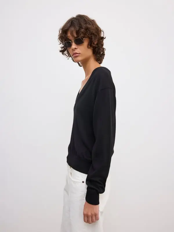 HOUSE OF DAGMAR Cashmere V-neck Jumper - Black