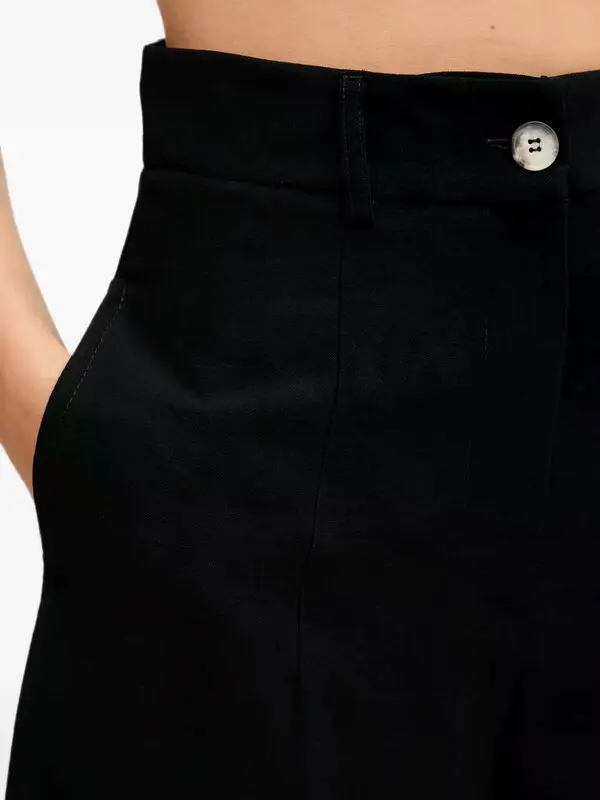 VICOLO Pleated Tailored Shorts