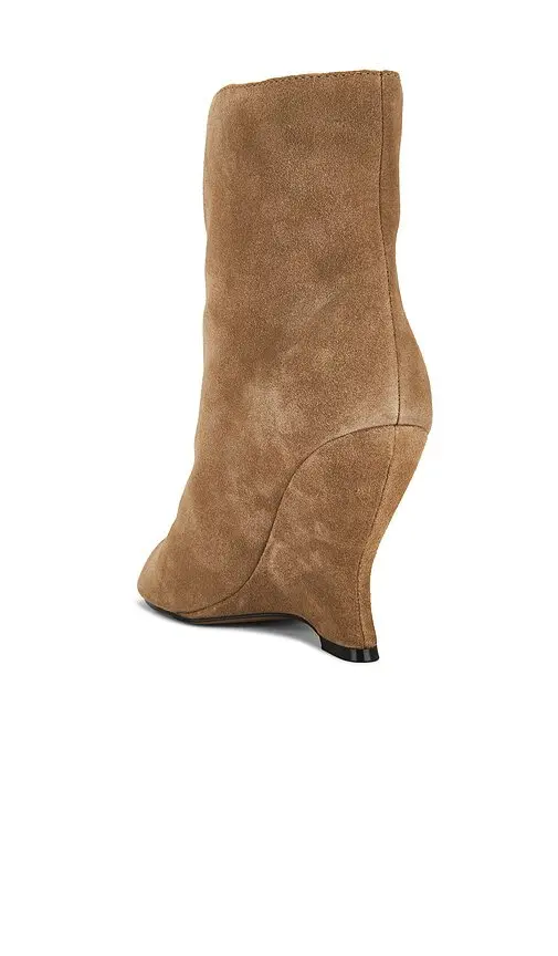 Steve Madden Rylix Boot In Taupe