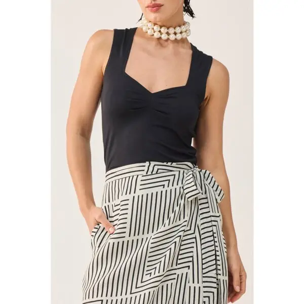 REISTOR Sweetheart Neck Top