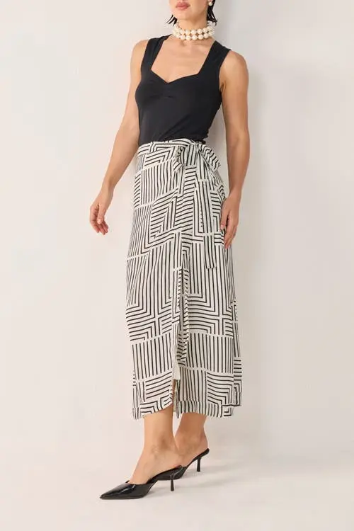 REISTOR Sweetheart Neck Top