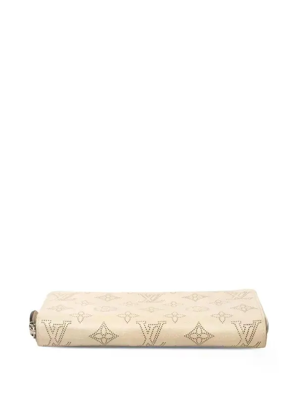 LOUIS VUITTON 2016 Monogram Mahina Zippy Wallet Long Wallets - White