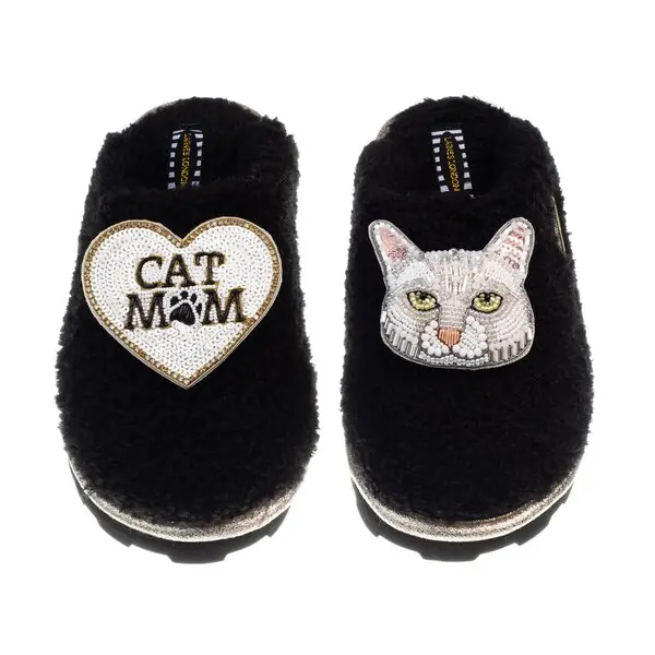 LAINES LONDON Teddy Closed Toe Slippers With Lily The White Domestic Shorthair Cat & Cat Mum / Mom Brooches - Black