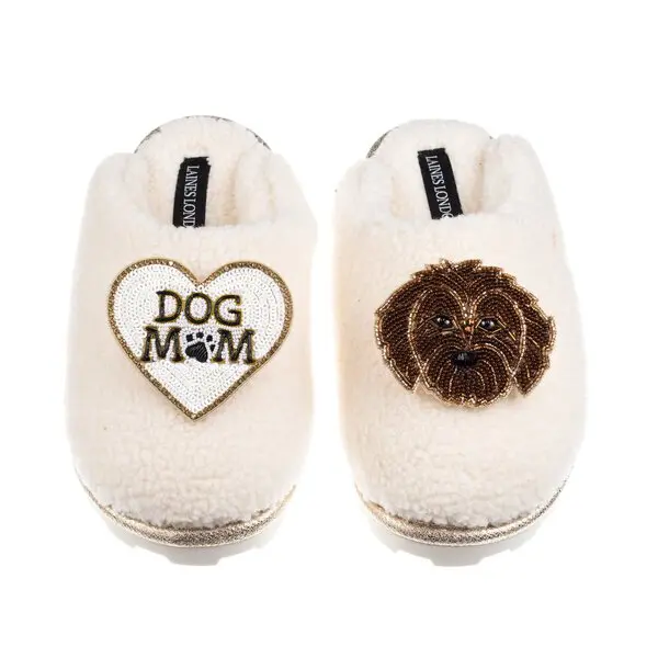 LAINES LONDON Teddy Towelling Closed Toe Slippers With Dog Mum And Chocolate Cockapoo Brooches - White