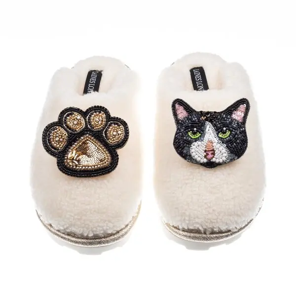 LAINES LONDON Teddy Closed Toe Slippers With Oreo Cat & Paw Brooches Cream - White