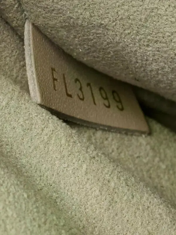 LOUIS VUITTON 2019 Mm Dauphine Shoulder Bag - Neutrals