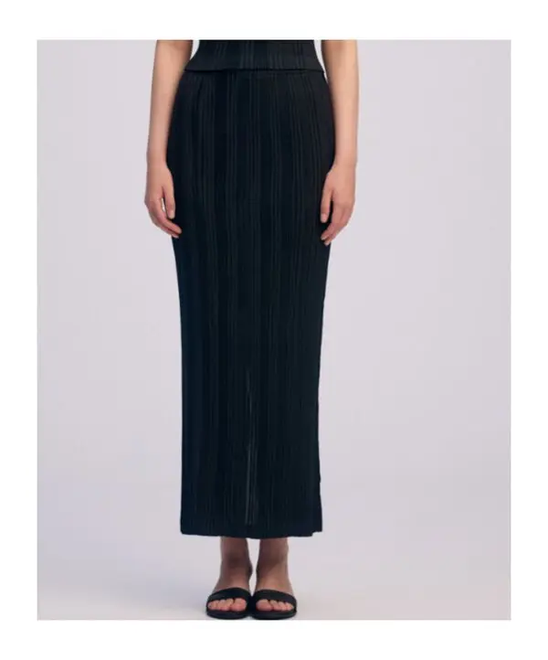 Issey Miyake Pleated Midi Skirt With Elastic Waistband And Side Pockets - Black