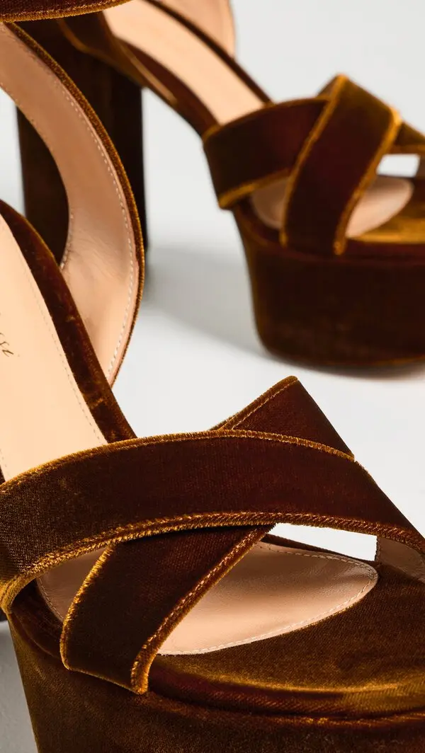GIANVITO ROSSI Sabrina Velluto Heels