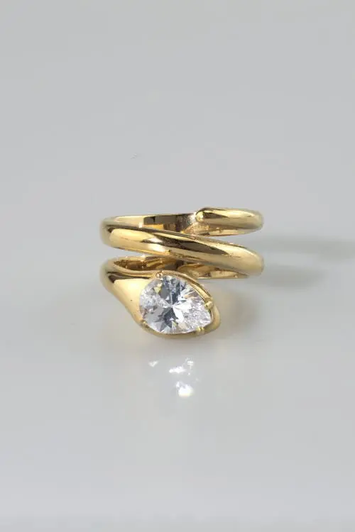 MEIDEYA Spiral Pear-cut Ring