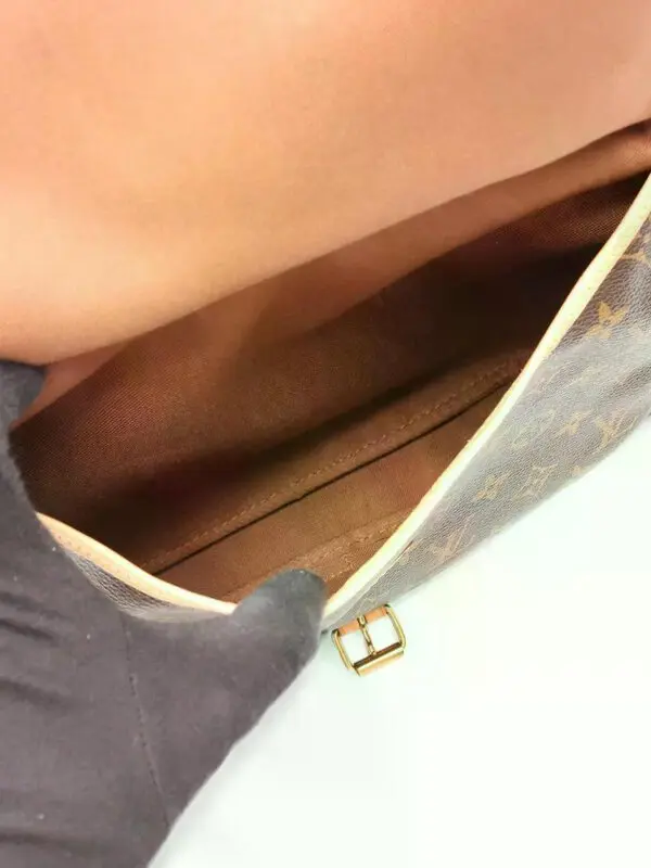 LOUIS VUITTON 2008 30 Saumur Cross Body Bag