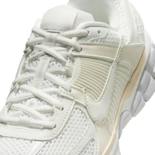 Nike Zoom Vomero Athletic Shoes With Reflective Accents - White