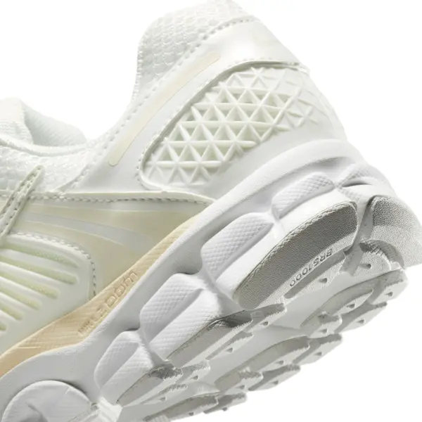 Nike Zoom Vomero Athletic Shoes With Reflective Accents - White