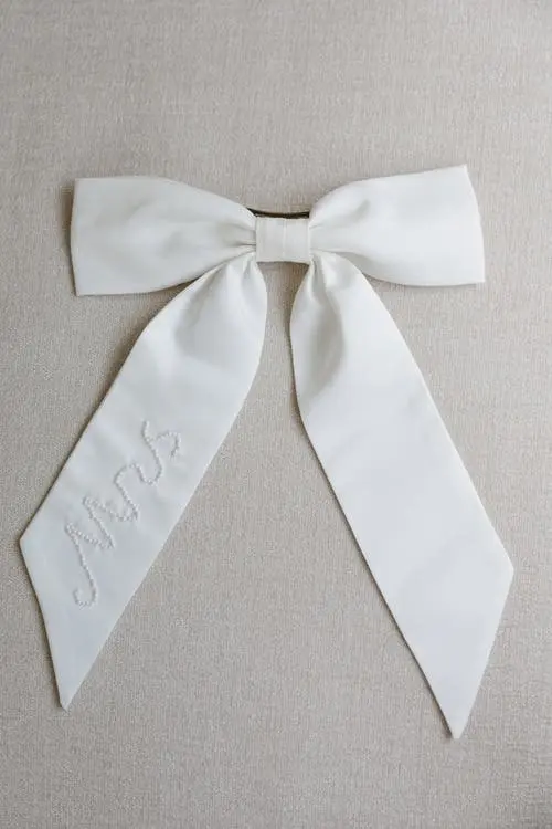UNTAMED PETALS Mrs Pearl Bow - White