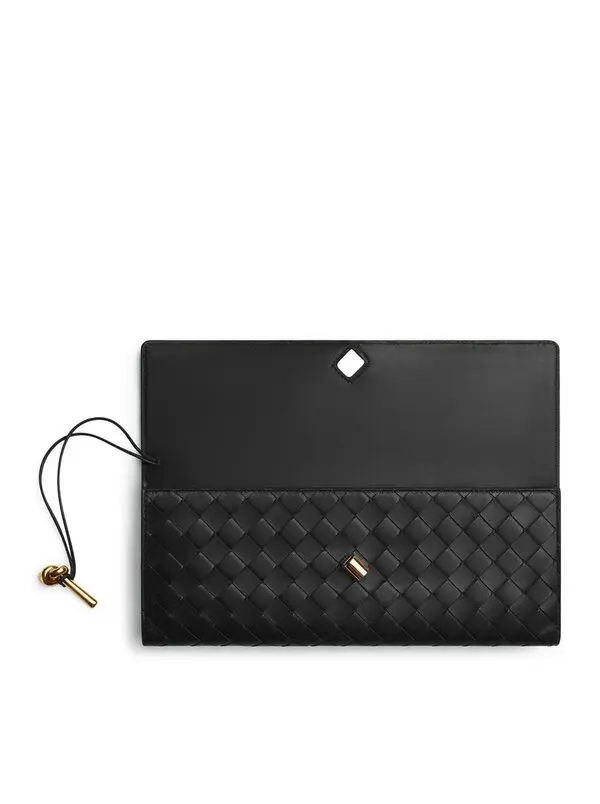 Bottega Veneta Andiamo Clutch With Intrecciato Pattern - Black