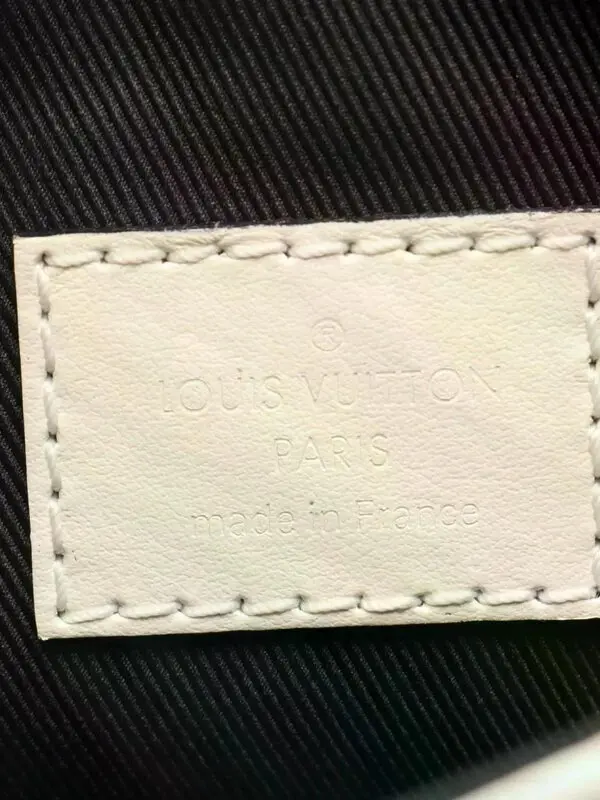 LOUIS VUITTON 2000s Xs Christopher Leather Body Bag