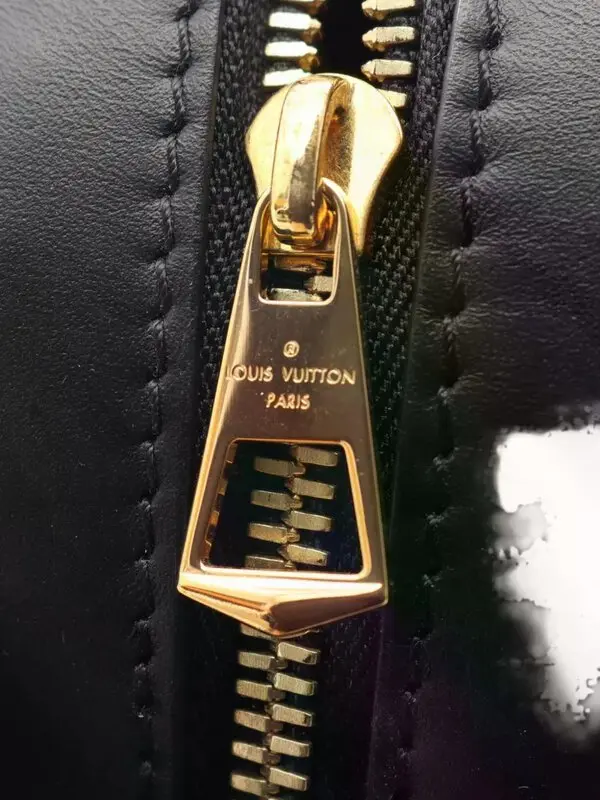 LOUIS VUITTON Saintonge Cross Body Bag