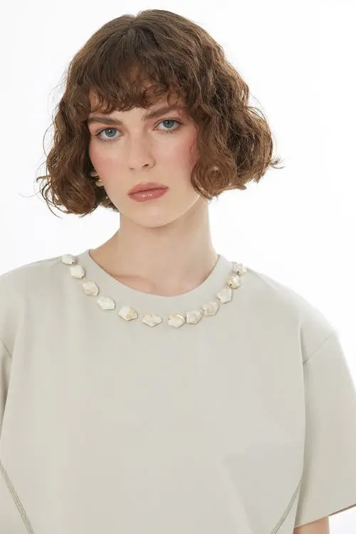 GIZIA Topstitched Embroidered T-shirt