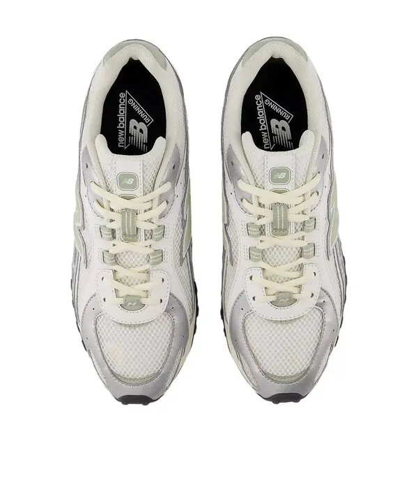 NEW BALANCE 204l Sports Shoes
