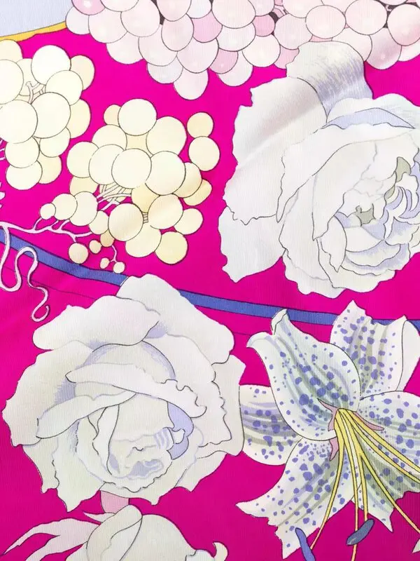 Hermès 1981-1985 Fleurs Et Raisins Silk Scarf 90 Scarves - Pink