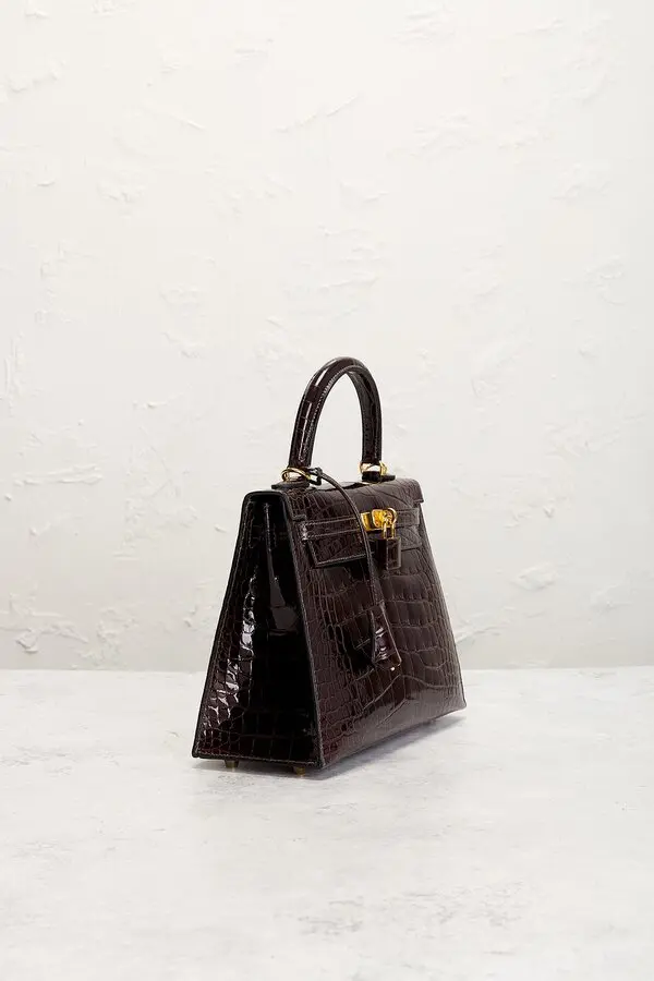 Hermès Shiny Alligator Kelly 25 Sellier Handbag In Brown