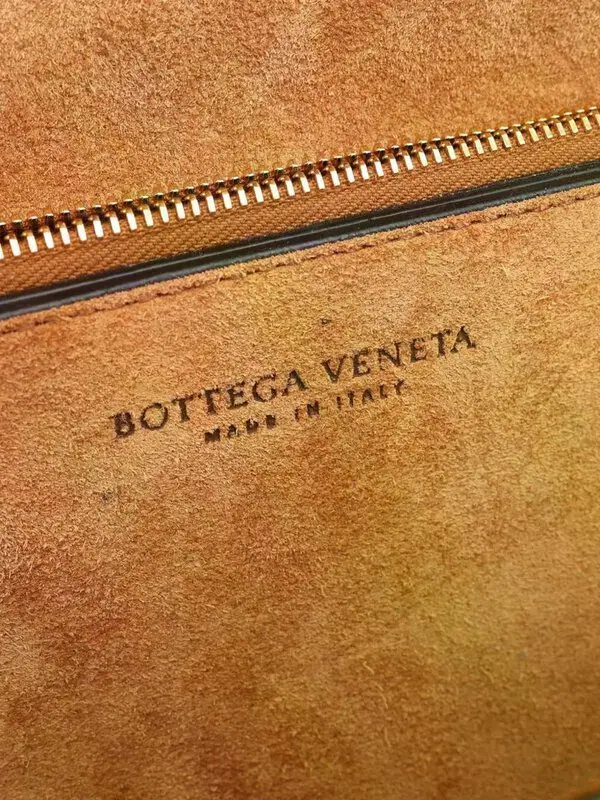 Bottega Veneta Leather Classic Crossbody Bag - Black
