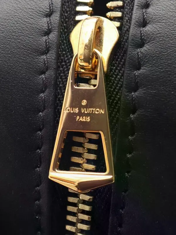 LOUIS VUITTON 2019 Monogram Saintonge Crossbody Bag - Brown