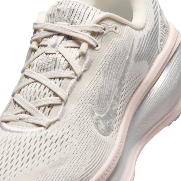 Nike Vomero 18 Se Road Running Shoes